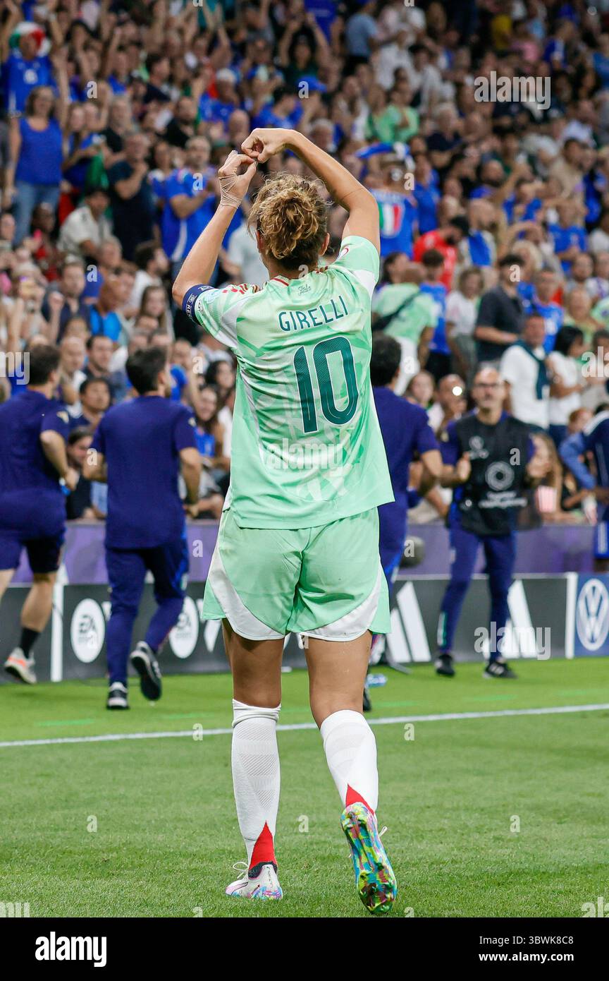 Cristiana Girelli (10 Italy) scores the goal and celebrates the goal ...