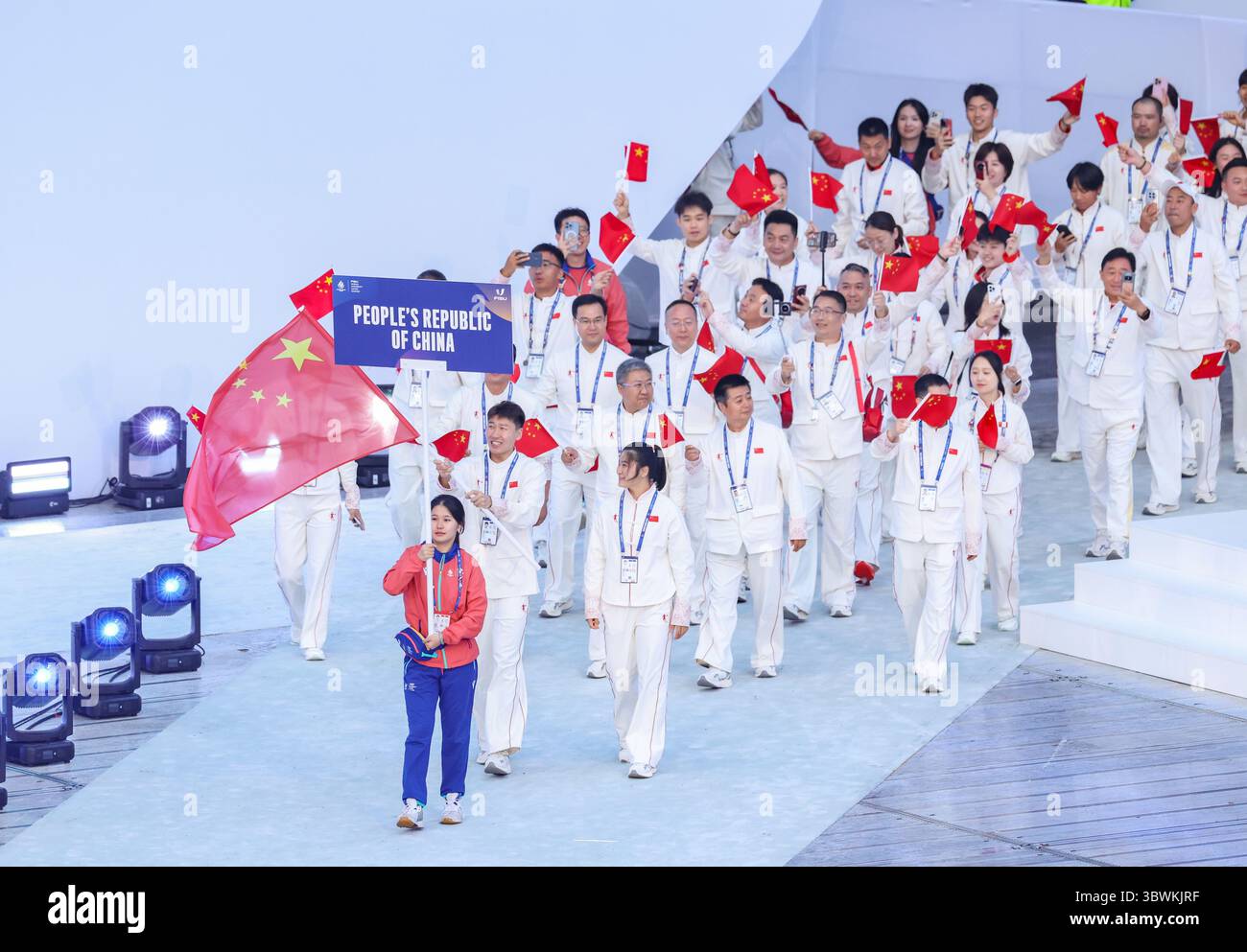 (250717) -- DUISBURG, July 17, 2025 (Xinhua) -- Delegation of China ...