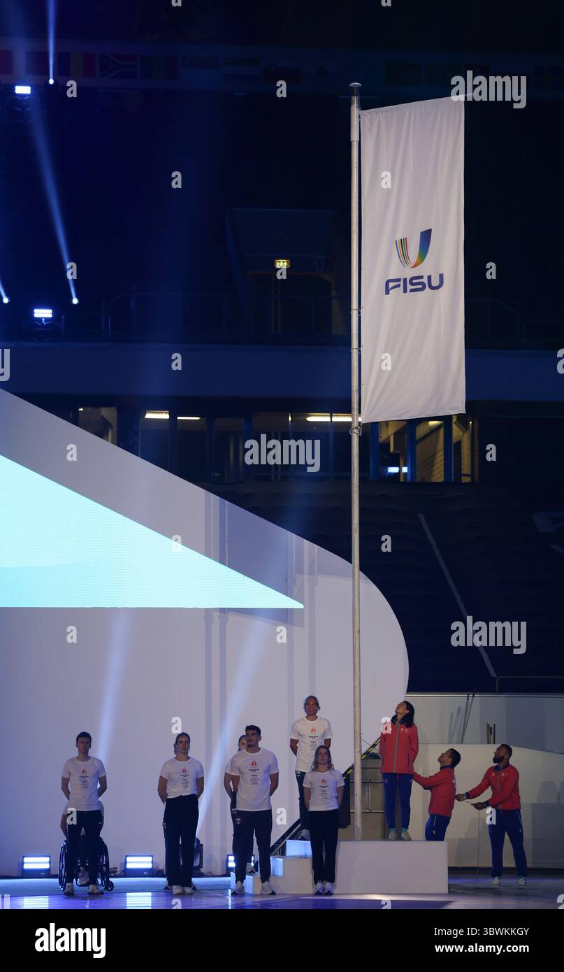 (250717) -- DUISBURG, July 17, 2025 (Xinhua) -- The FISU flag is raised ...