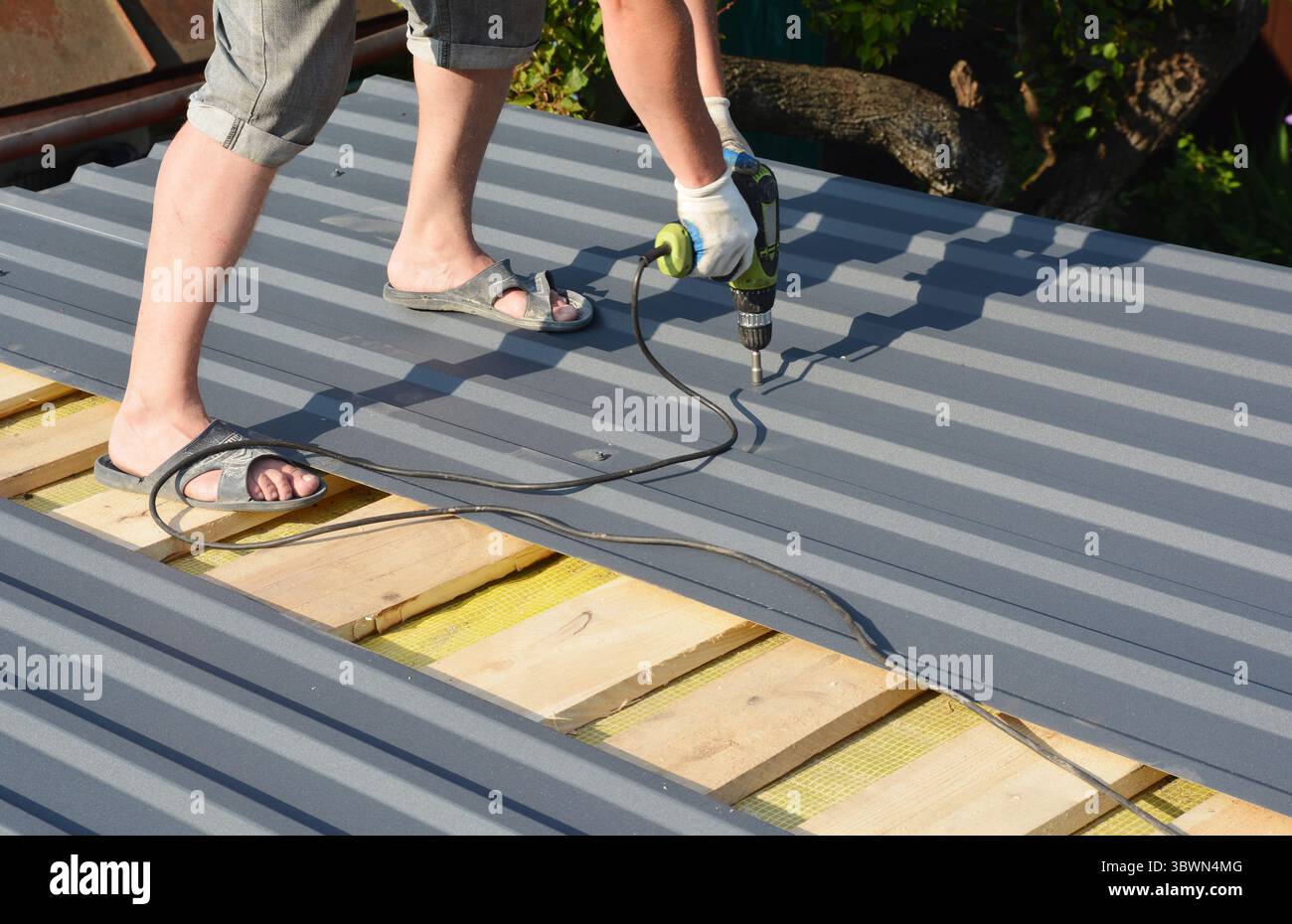 Roofer crew gun installing hi-res stock photography and images - Alamy