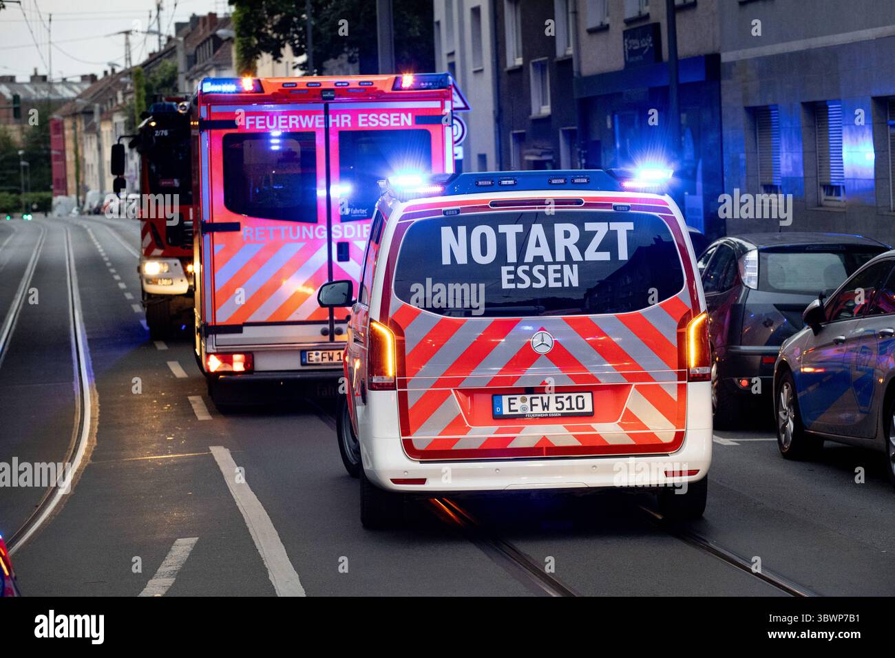 Ein Notarzteinsatzfahrzeug und ein Rettungswagen der Feuerwehr Essen mit eingeschaltetem ...