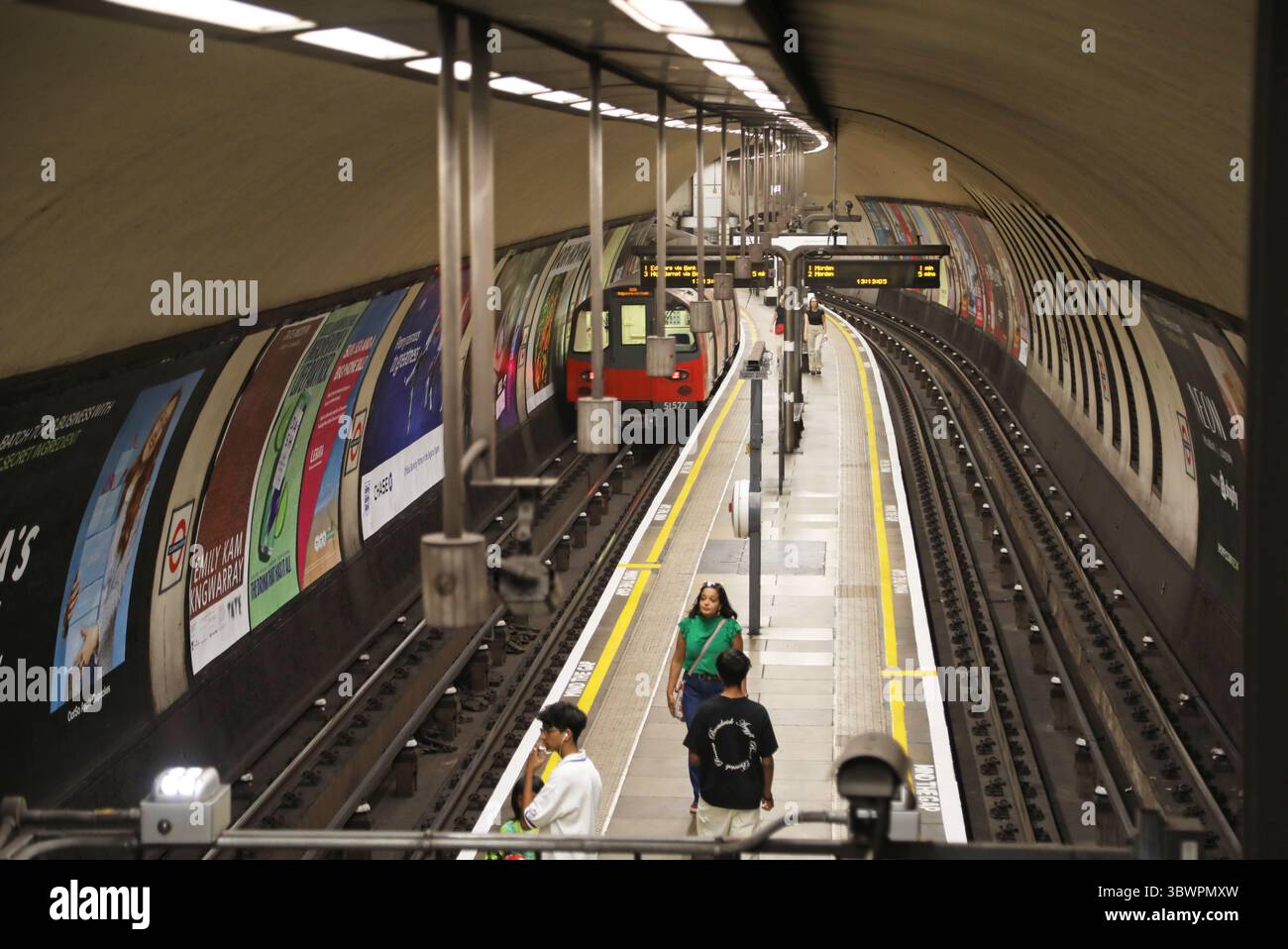 Northbound Northern Line train arriving at Clapham North underground ...
