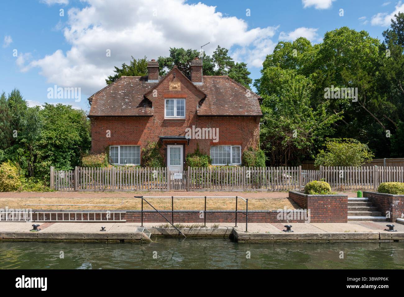Lock keepers cottage at Hambleden Lock on the River Thames, Berkshire ...