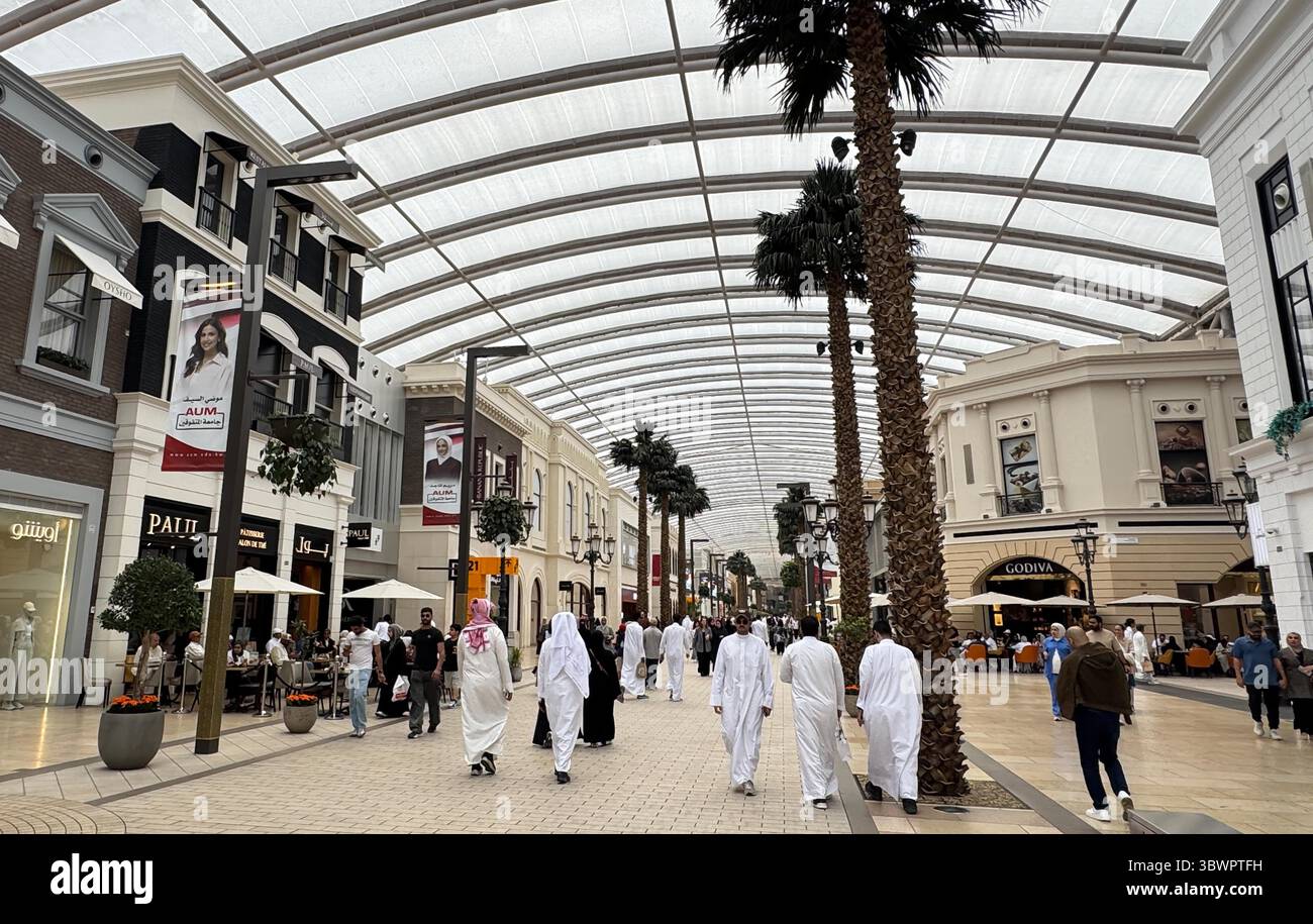 Farwaniya Governorate, Kuwait. 16th July, 2025. People shop and relax ...
