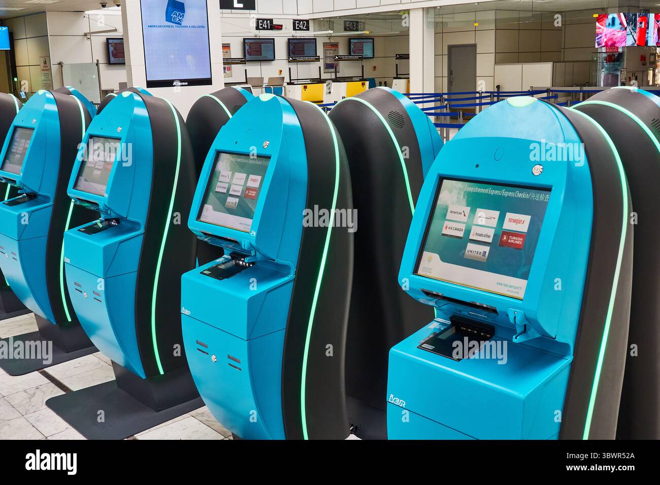 Airport self service system hi-res stock photography and images - Alamy