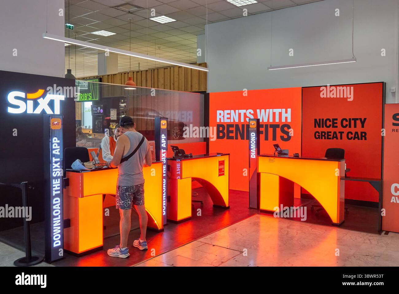 Modern office reception desk staff hi-res stock photography and images ...