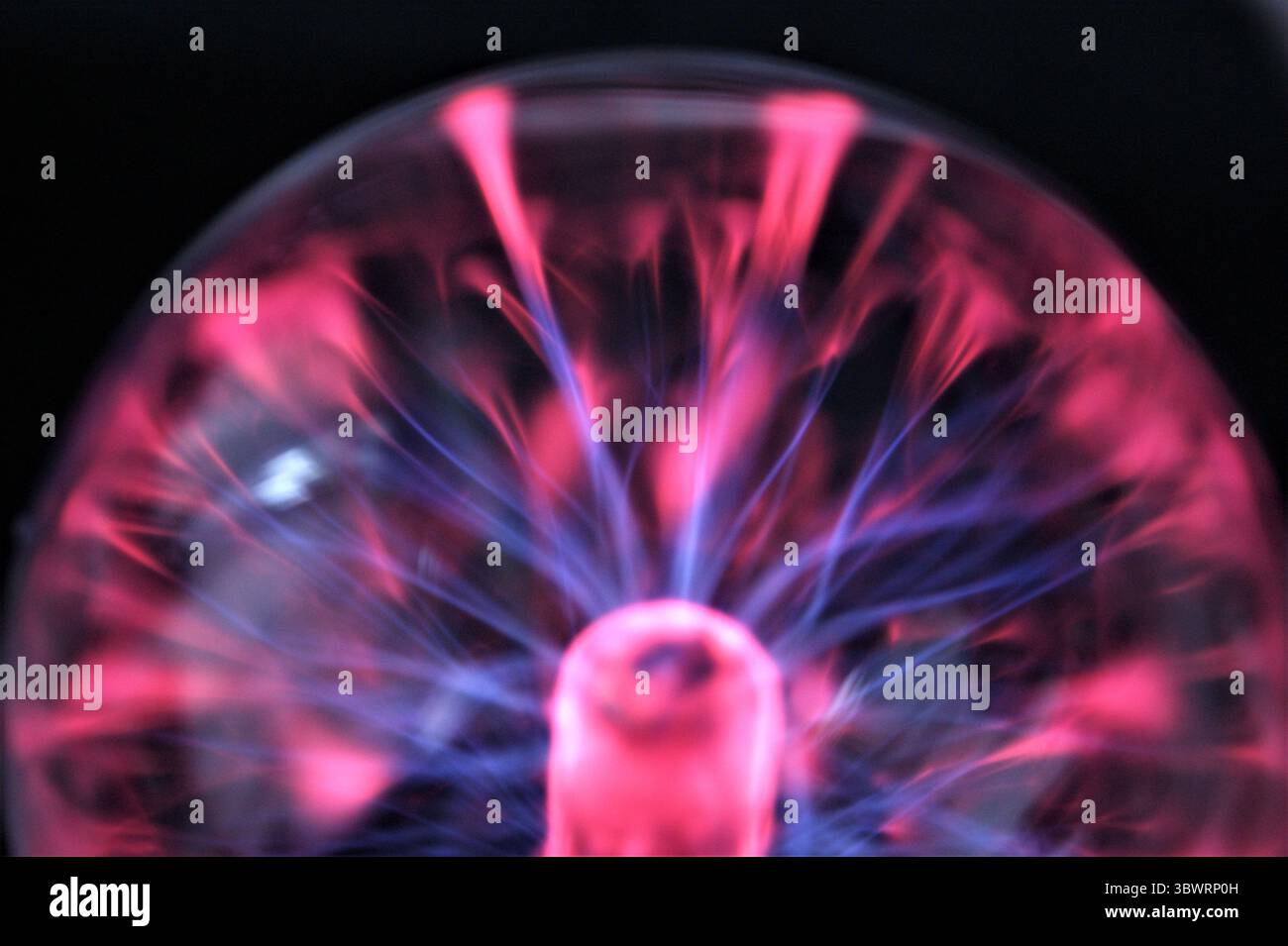 Electrostatic discharge of Tesla coil closeup shot Stock Photo - Alamy