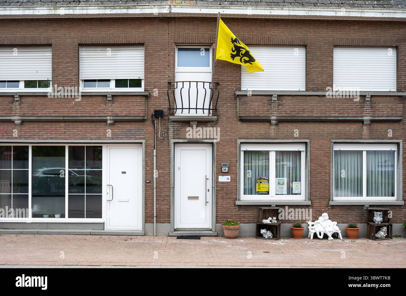 Regular houses in a row with Flemish flag and decoration in Serskamp ...