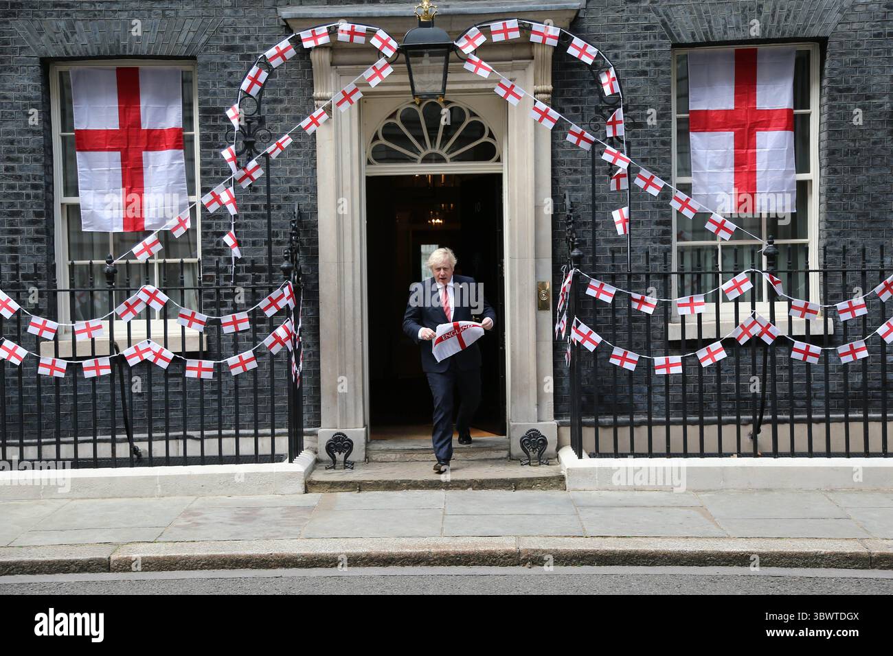 Boris johnson the english flag 2021 hi-res stock photography and images ...