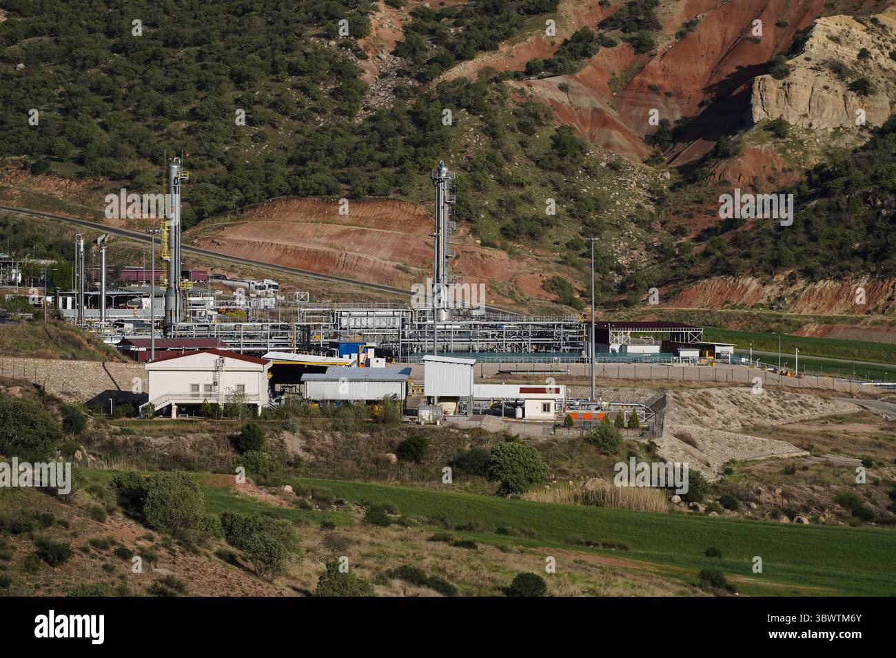 Shekhan District, Iraq. 04th Apr, 2025. A view of an oil field in the ...