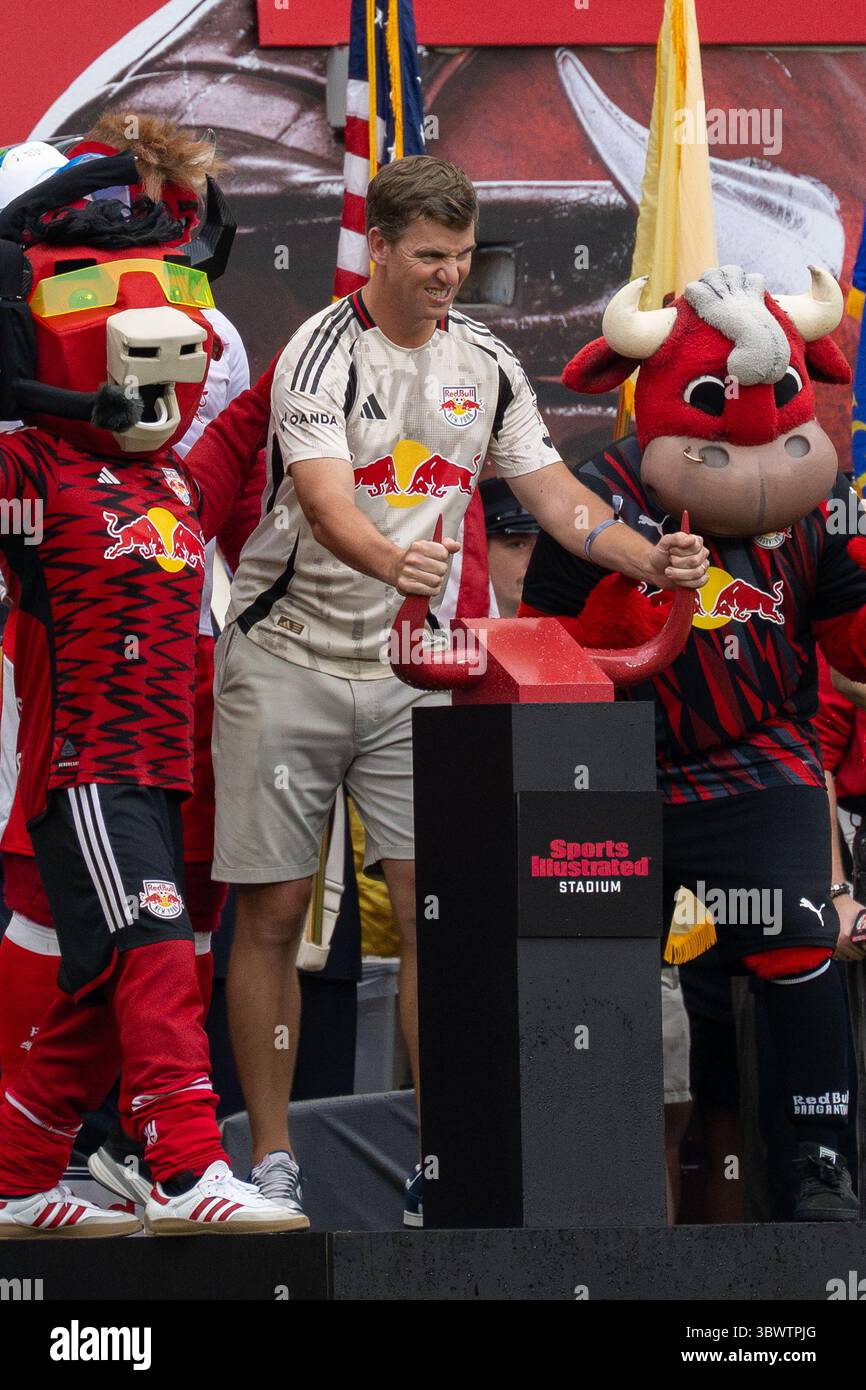 Former New York Giants quarterback Eli Manning sounds the horns to kick ...