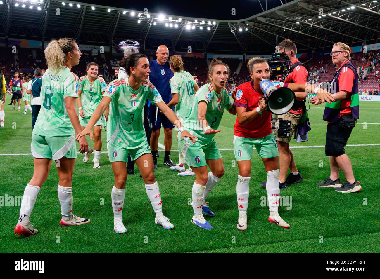 Arianna Caruso of Italy celebrates the victory with playersa of Italy ...