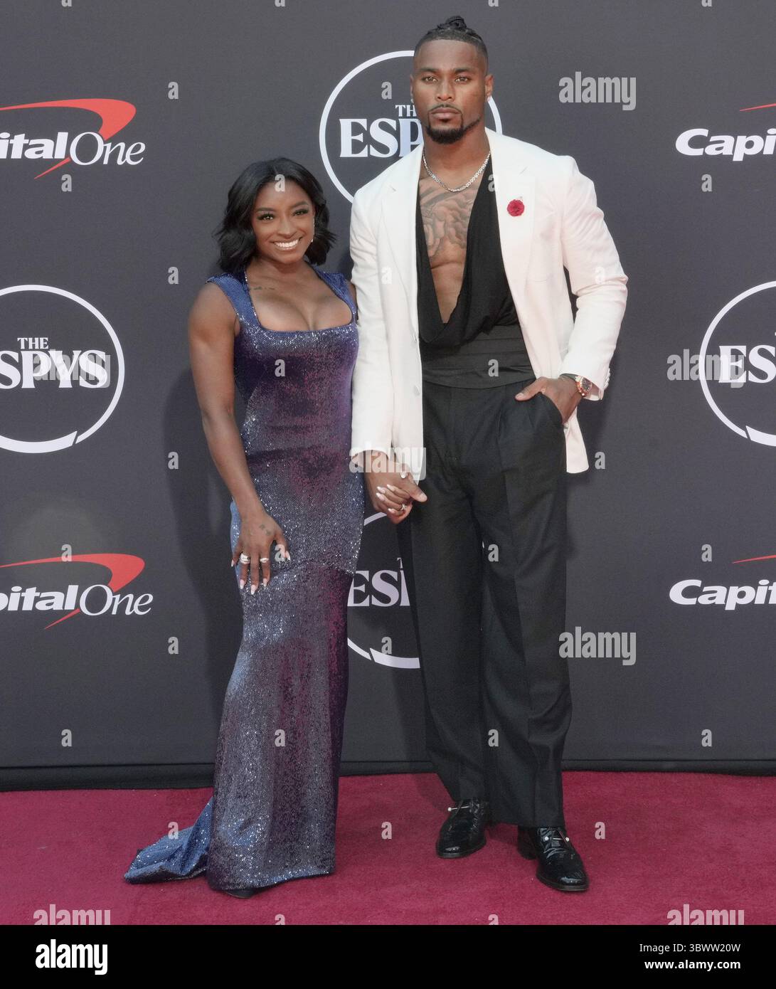 (L-R) Simone Biles and Jonathan Owens arrives at The 2025 ESPYS held at ...