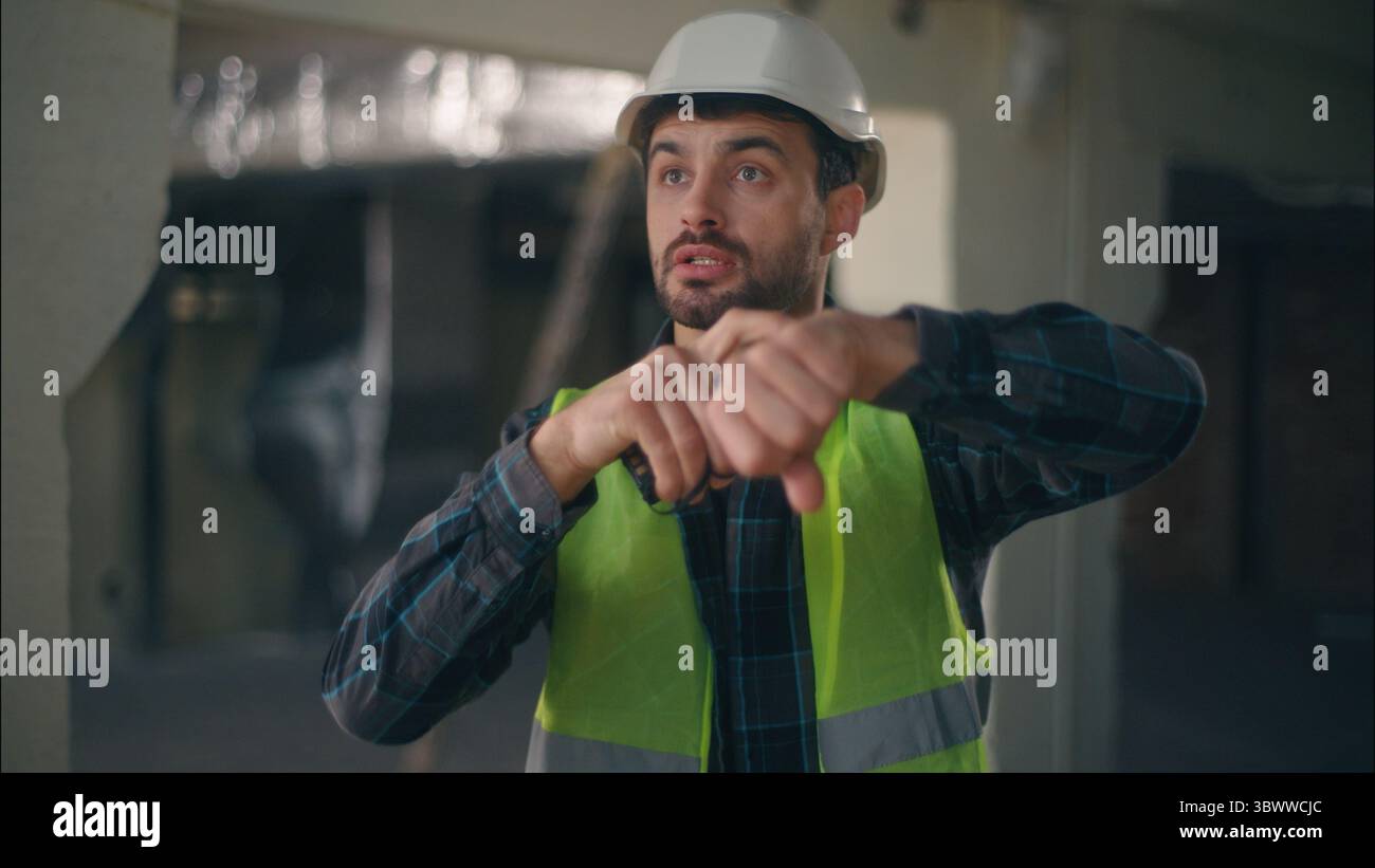 Angry mad caucasian man builder hi-res stock photography and images - Alamy