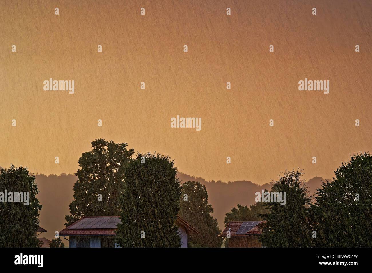 Das nasse Wetter ist gleich vorüber. Ein Regenschauer bei ...