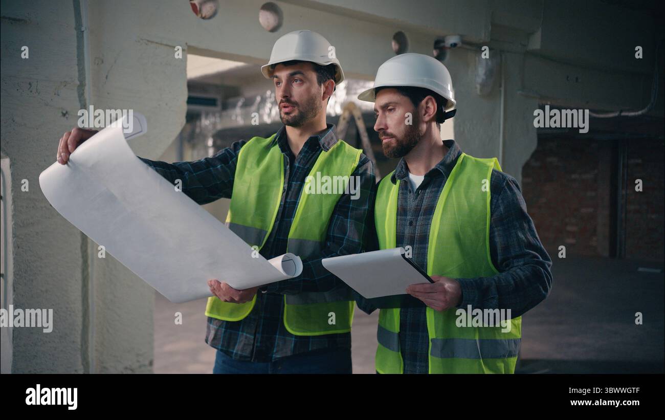 Caucasian men electricians builders guys hi-res stock photography and ...