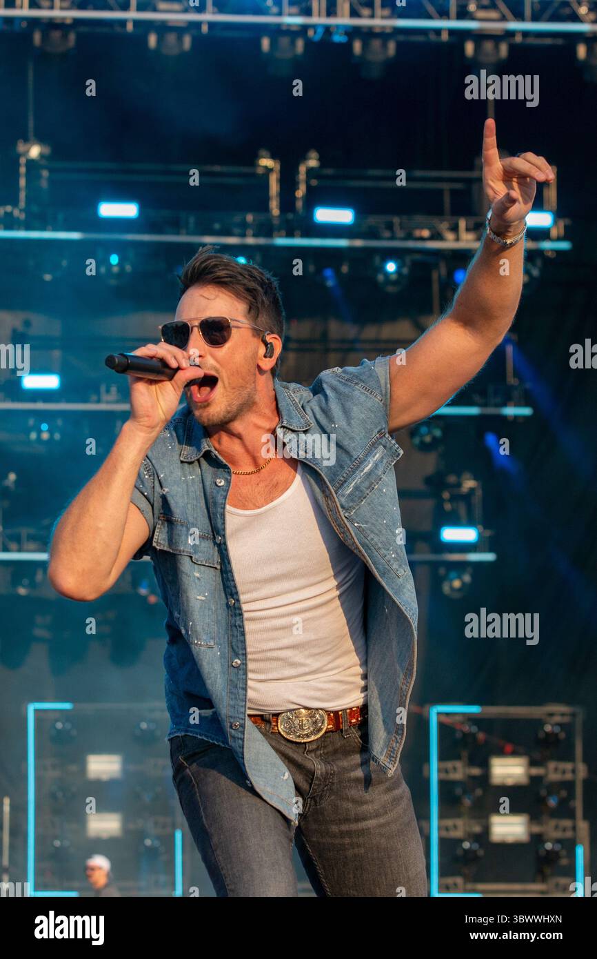July 18, 2021, Twin Lakes, Wisconsin, USA: Dancing for his fans ...