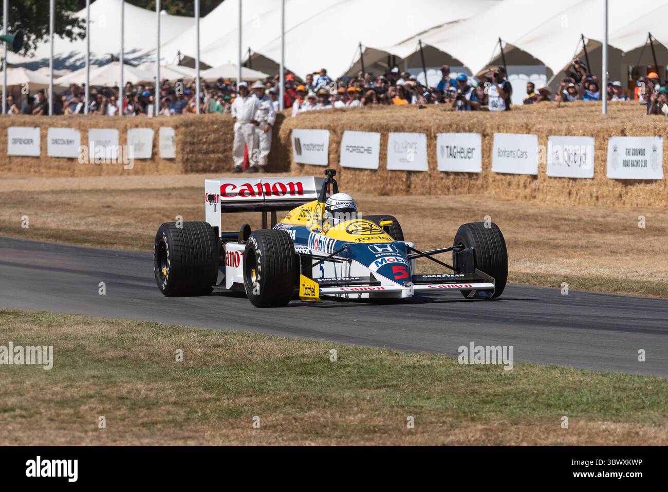 1986 Williams FW11 Formula 1 racing car driving up the hillclimb track ...