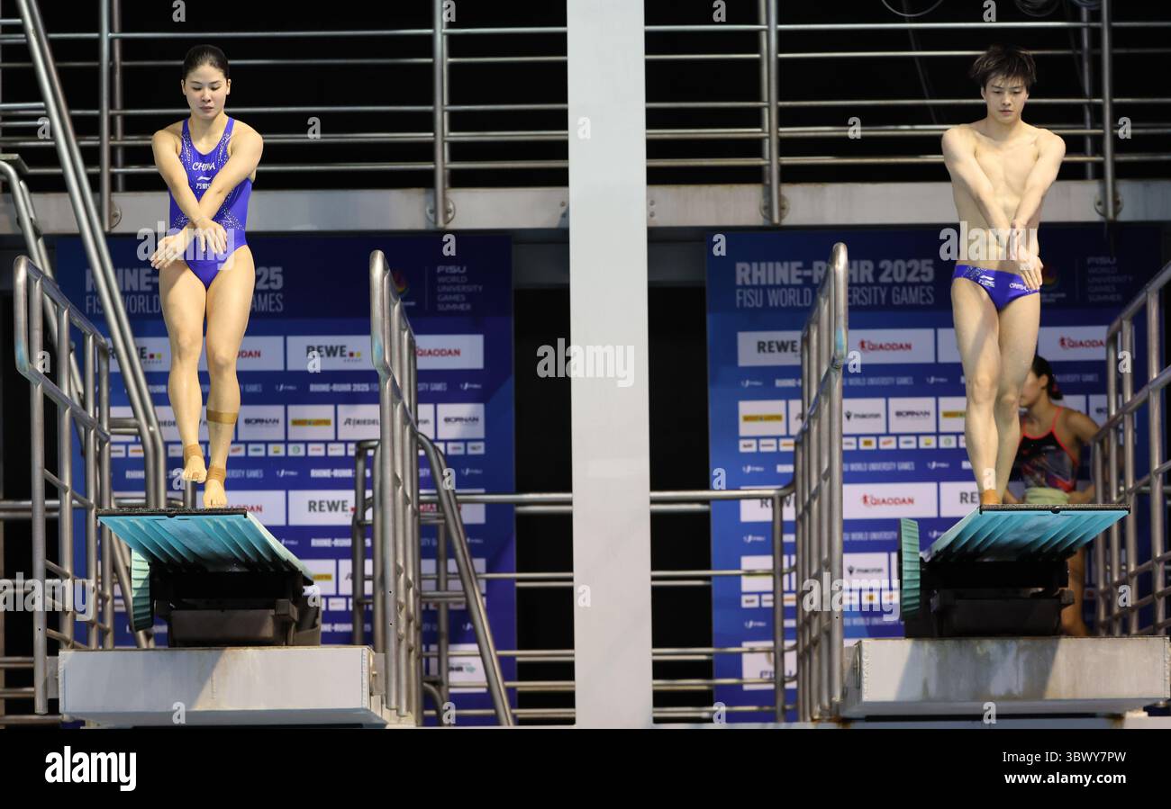 (250717) -- BERLIN, July 17, 2025 (Xinhua) -- Fan Yi (R)/Mei Yingxin of ...