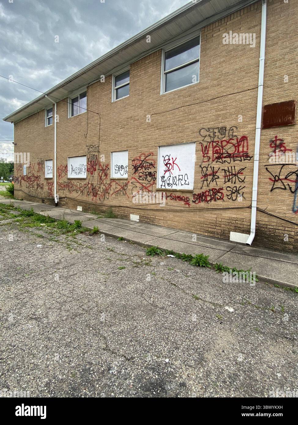 Crips graffiti hi-res stock photography and images - Alamy