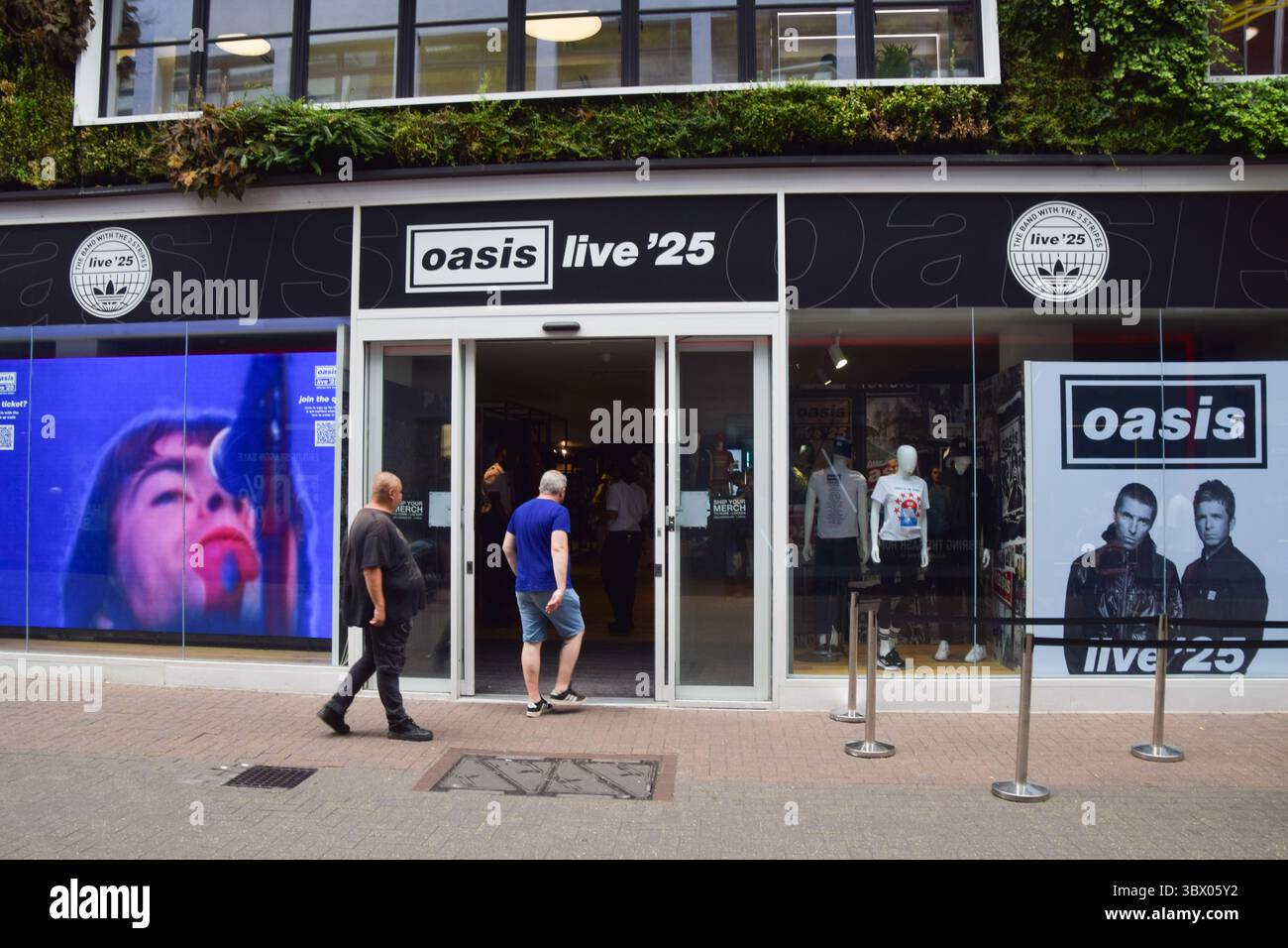 Oasis 2025 people hi-res stock photography and images - Alamy