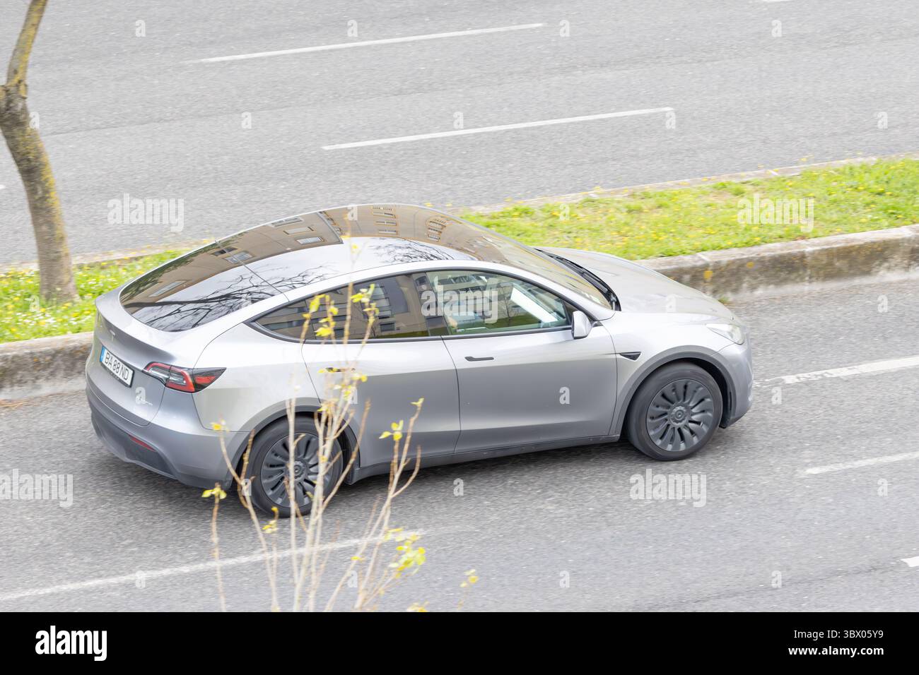 Silver tesla model electric hi-res stock photography and images - Alamy