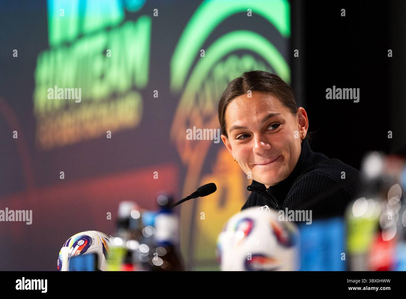 Giovanna Hoffmann (Deutschland, #18) bei der Pressekonferenz, SUI, DFB ...