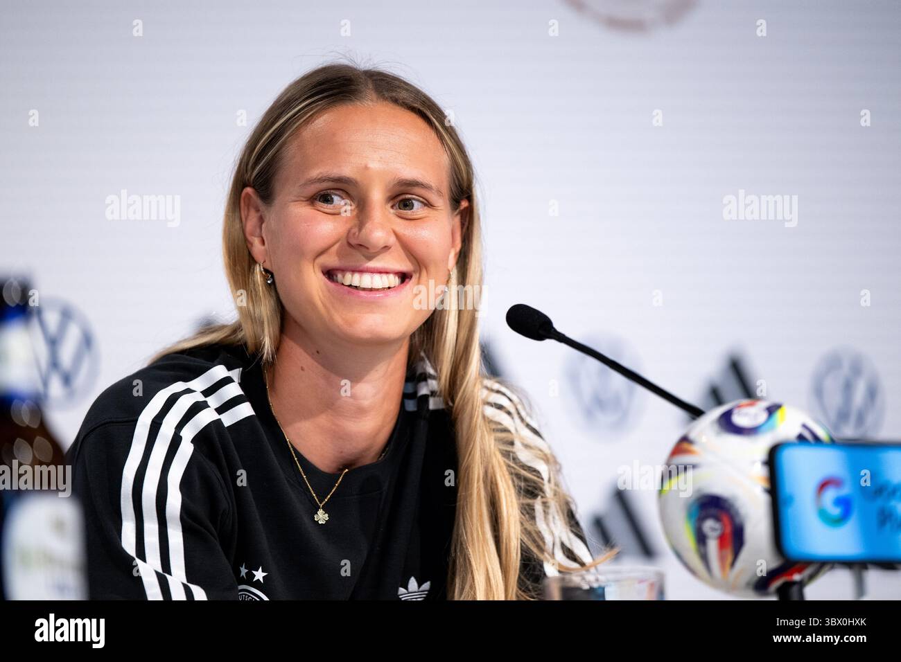 Klara Buehl (Deutschland, #19) lacht bei der Pressekonferenz, SUI, DFB ...