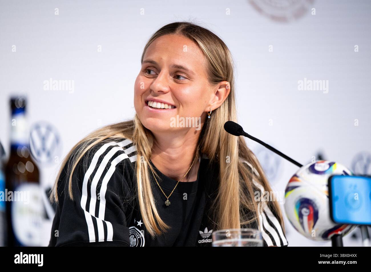 Klara Buehl (Deutschland, #19) lacht bei der Pressekonferenz, SUI, DFB ...