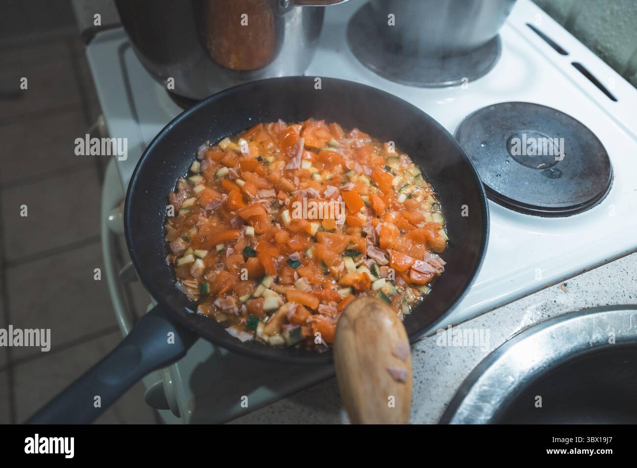 Plating simmering hi-res stock photography and images - Alamy