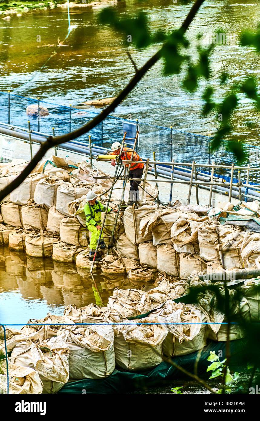 The new Tram Bridge over the River Ribble in Preston under construction ...