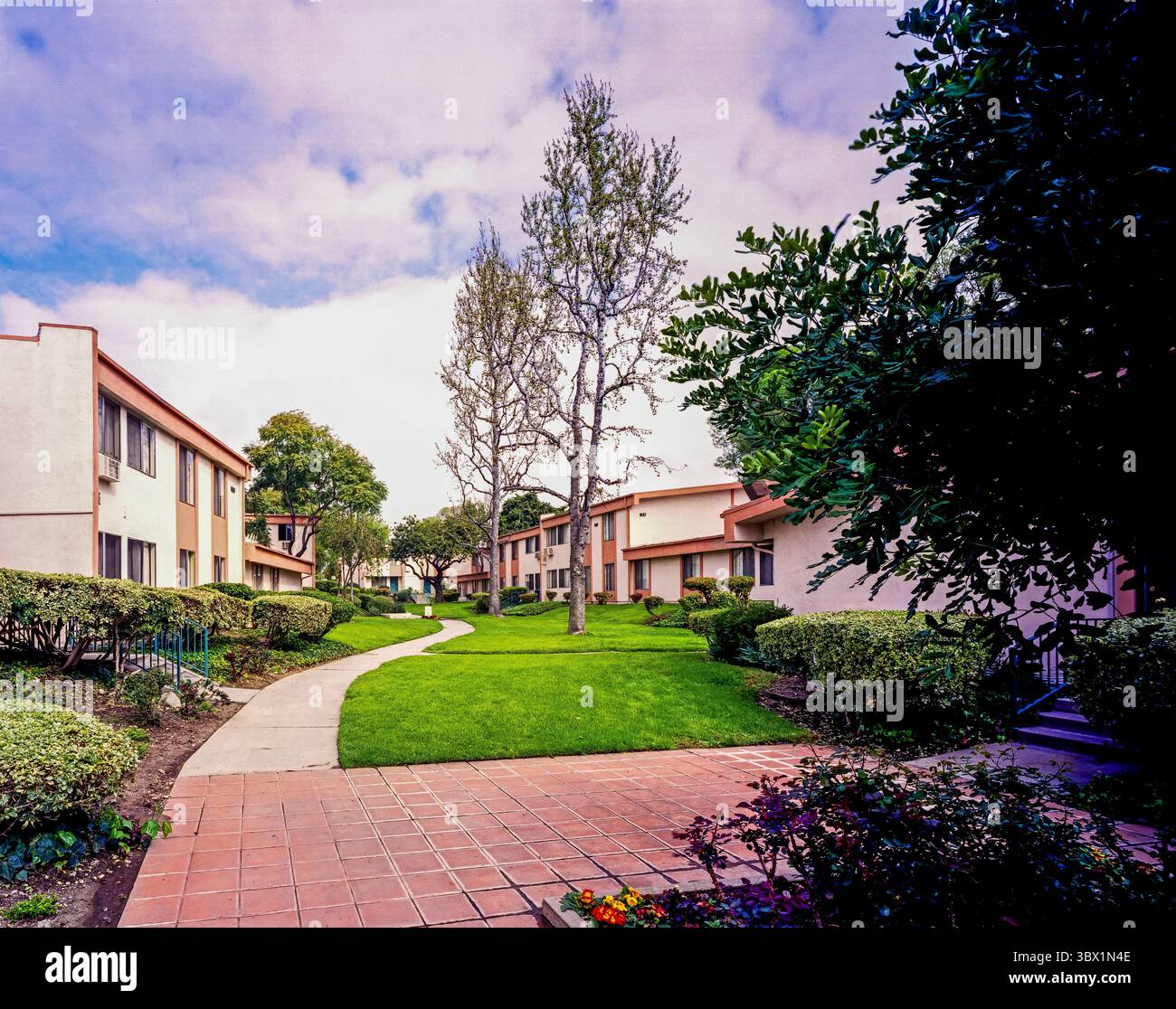 Multi unit residential apartment hi-res stock photography and images ...