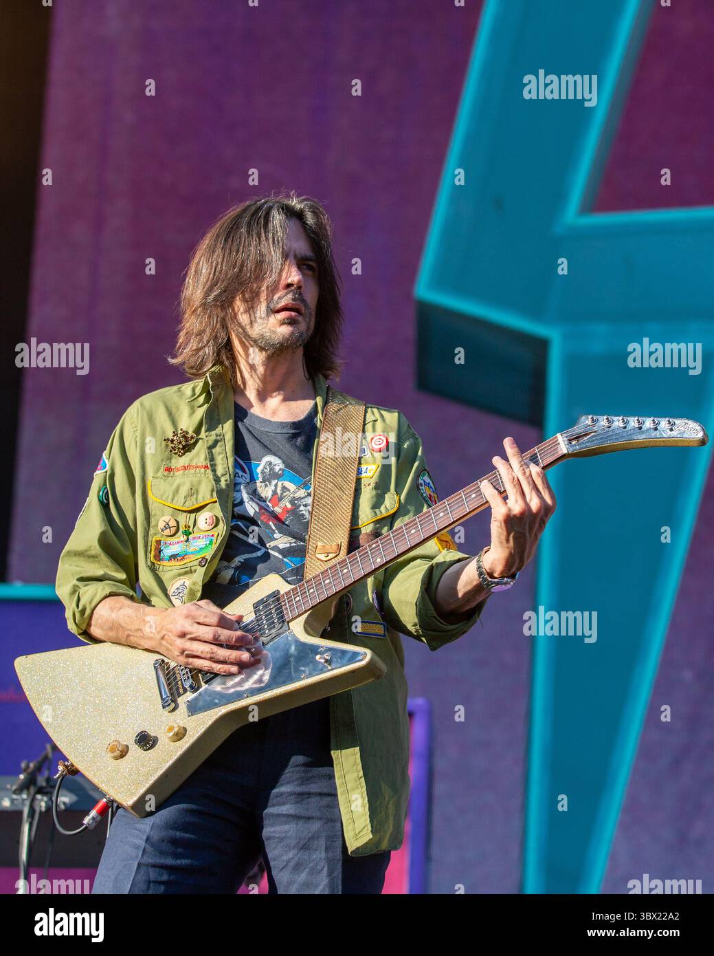 Brian bell weezer hella hi-res stock photography and images - Alamy