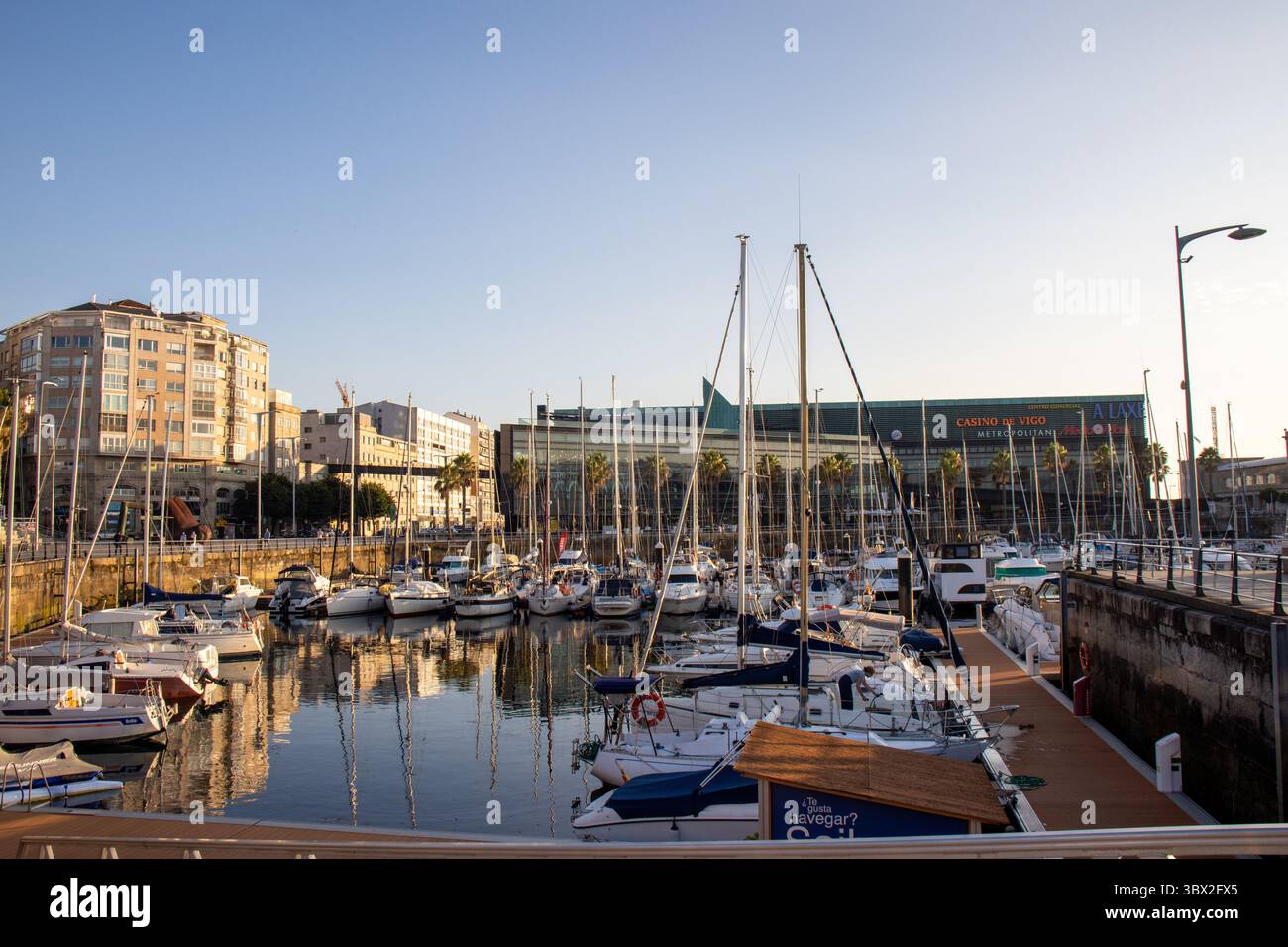 Barcos de la industria hi-res stock photography and images - Alamy