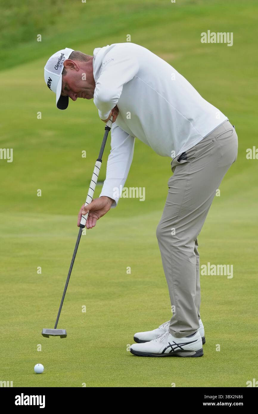 Lucas Glover of the United States putts on the 10th green during the ...