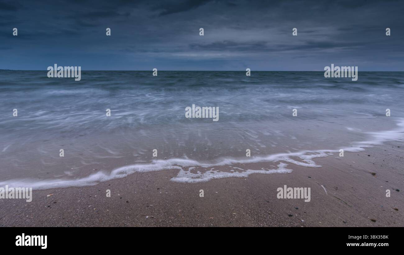 Moody ocean waves hi-res stock photography and images - Alamy