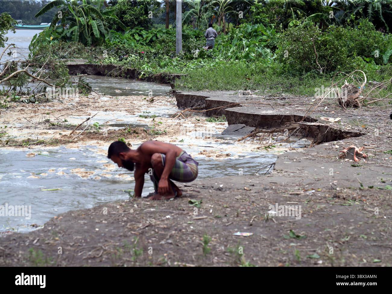 August 23, 2021, Munshiganj, Bangladesh: Thousands of people living on ...