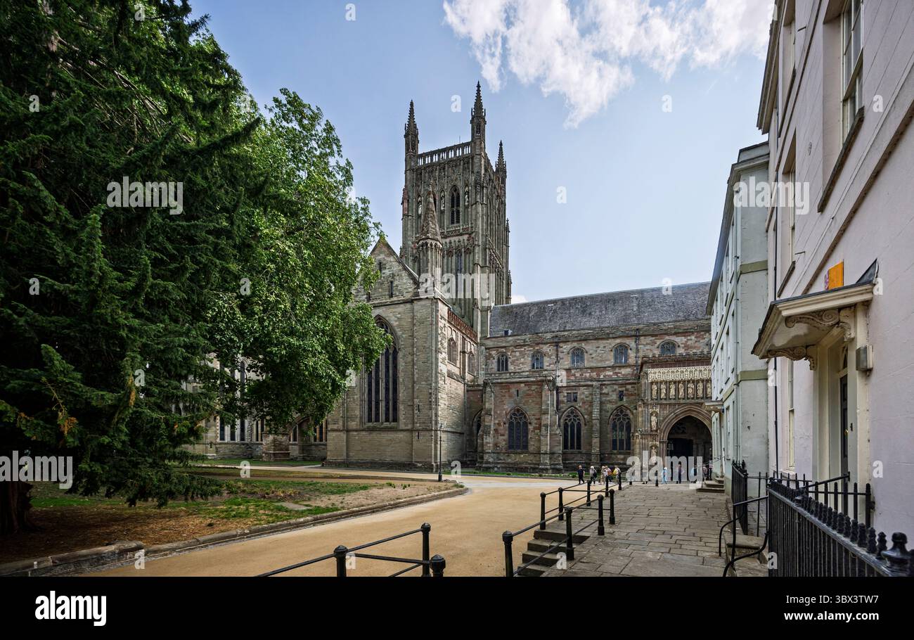 Entrance to Worcester Cathedral from College Yard in Worcester ...