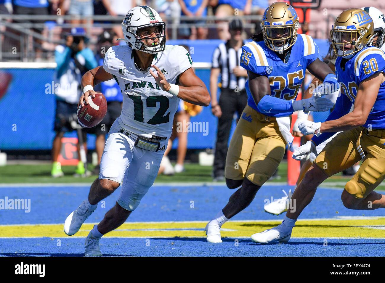 August 28, 2021 Pasadena, CA.Hawaii Warriors quarterback Chevan ...