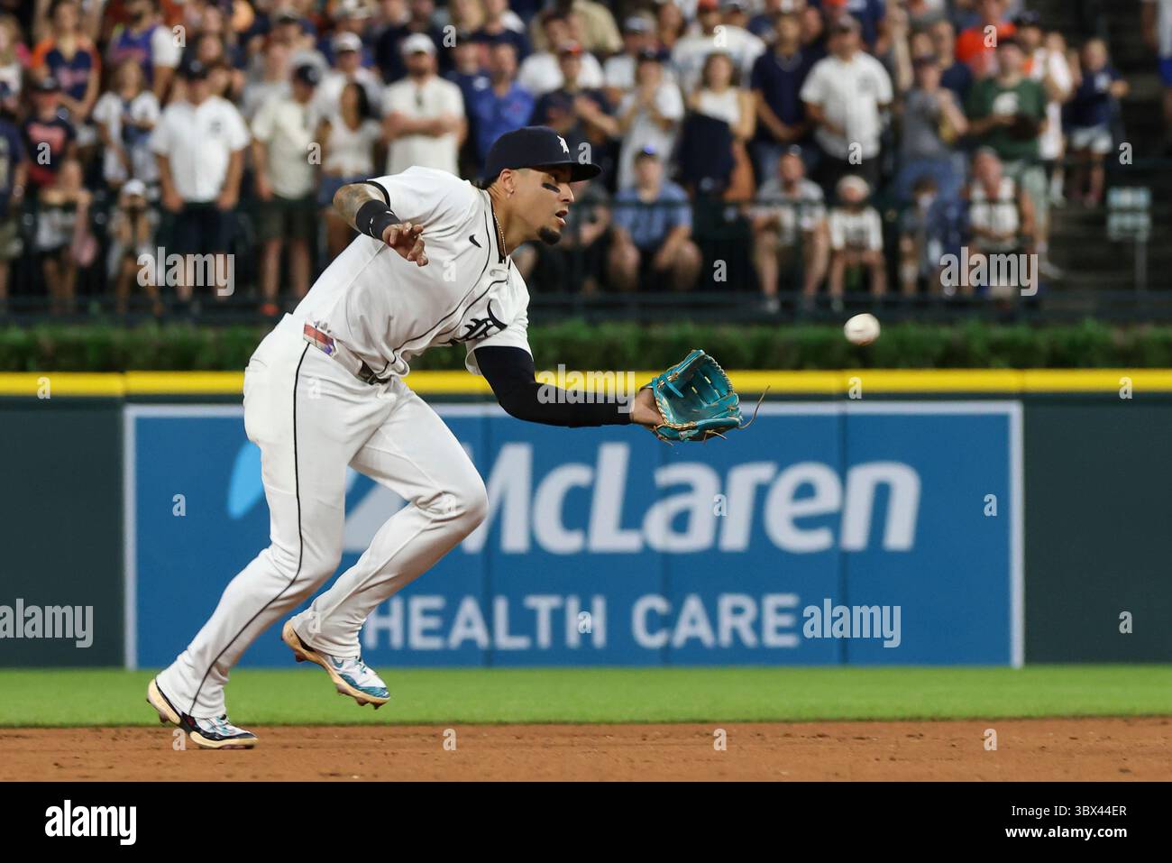 DETROIT, MI - JUNE 29: Detroit Tigers shortstop Javier Baez (28) fields ...