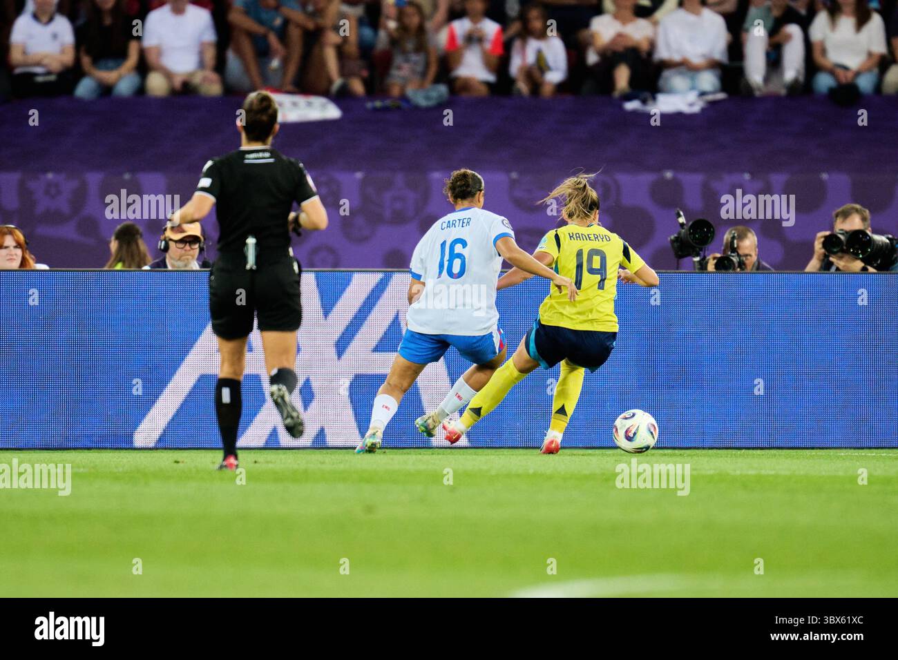 Johanna Rytting Kaneryd (19; Schweden) im Kampf um den Ball mit Jessica ...