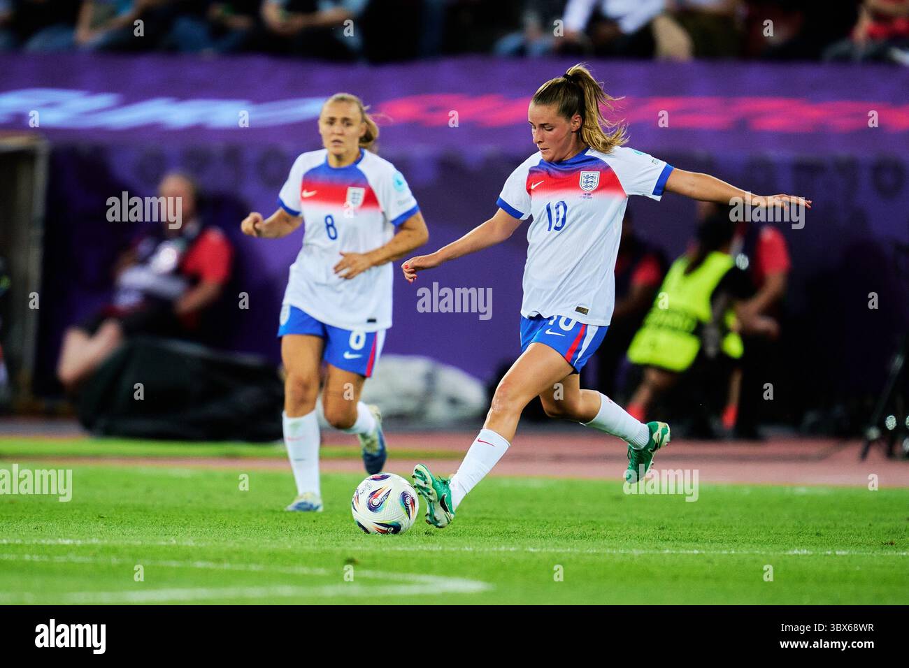 Ella Toone (10; England) mit Ball am Fu?, Georgia Stanway (8; England ...