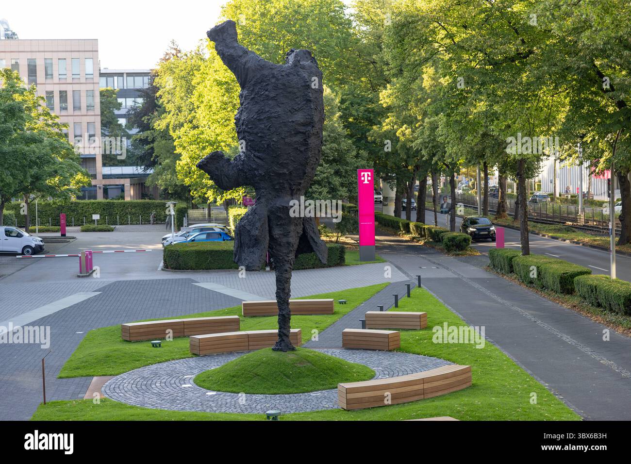 Konzernzentrale Deutsche Telekom n Bonn 17.07.2025 Die neue Bronze ...