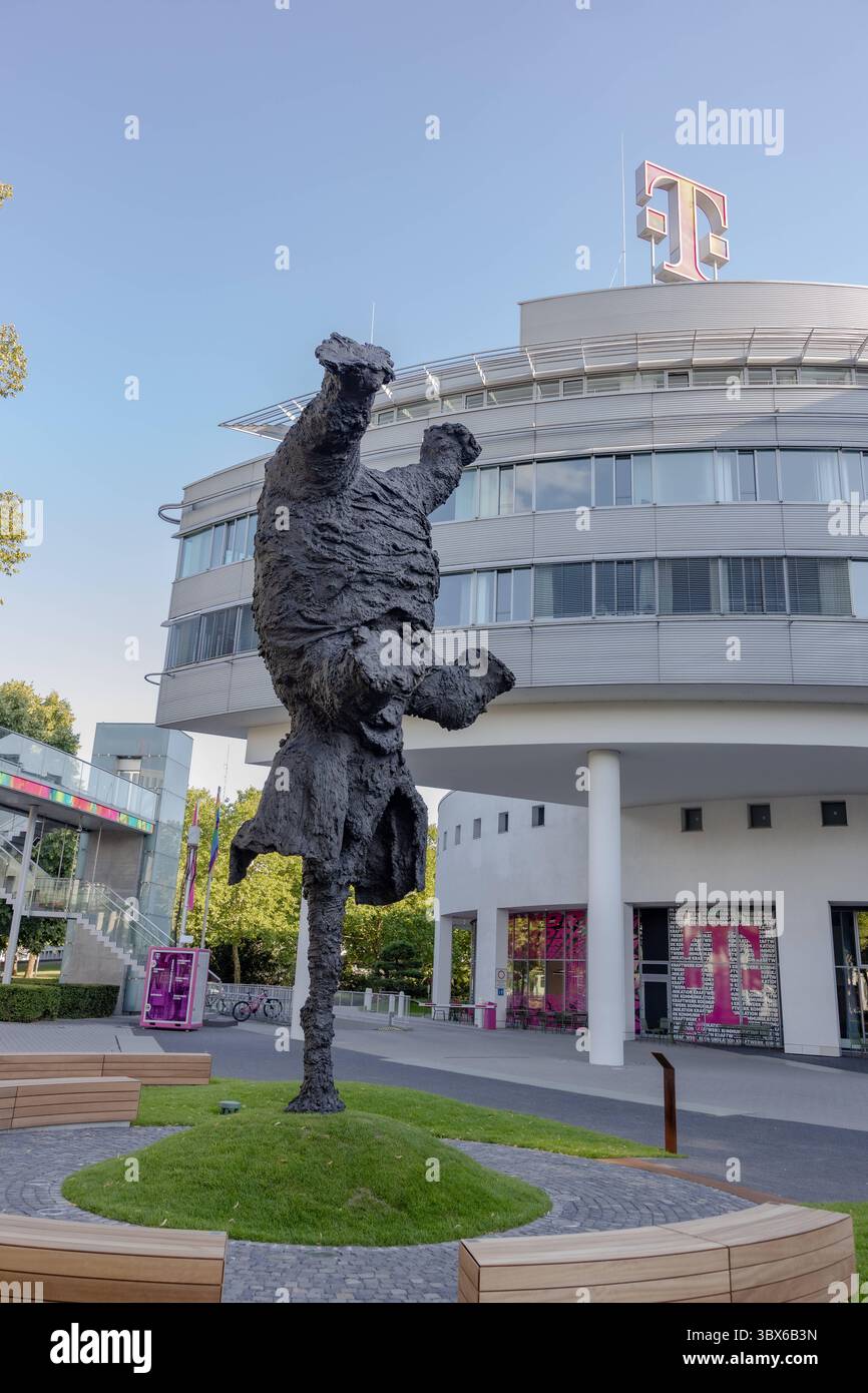 Konzernzentrale Deutsche Telekom n Bonn 17.07.2025 Die neue Bronze ...