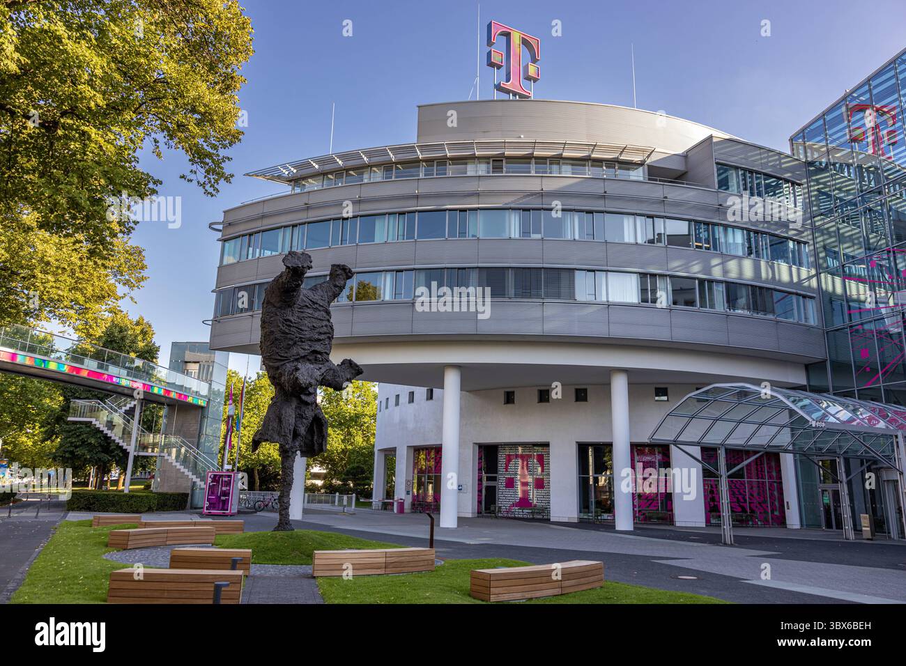 Konzernzentrale Deutsche Telekom n Bonn 17.07.2025 Die neue Bronze ...