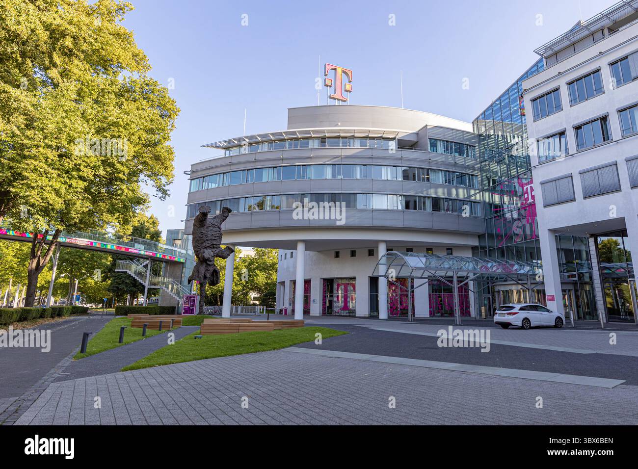 Konzernzentrale Deutsche Telekom n Bonn 17.07.2025 Die neue Bronze ...