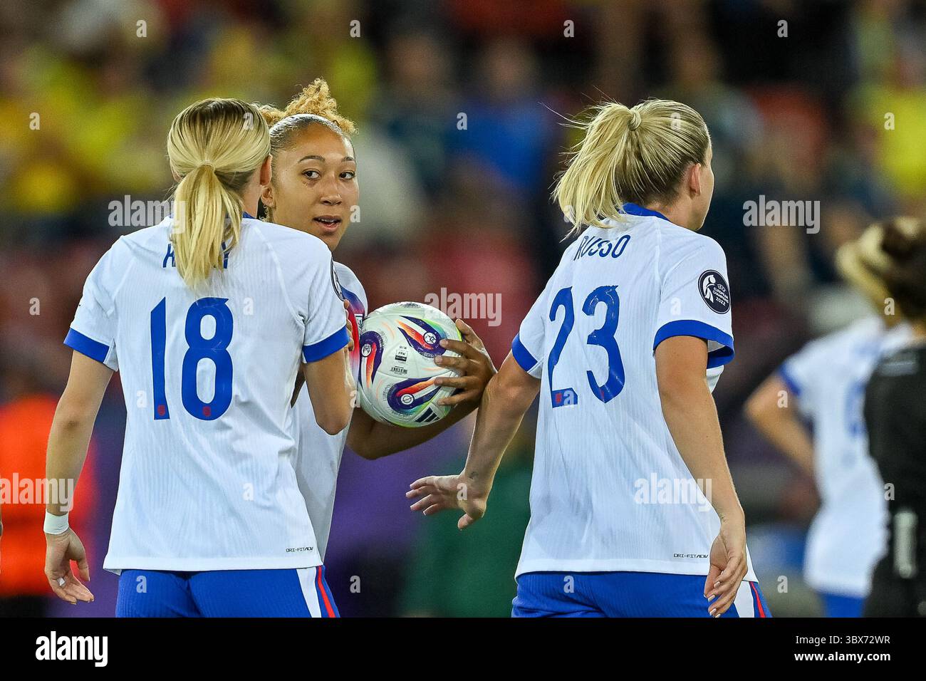 Jubel zum Tor zum 2:2 durch Michelle Agyemang (England, #17) SUI, Schweden - England, Frauen ...