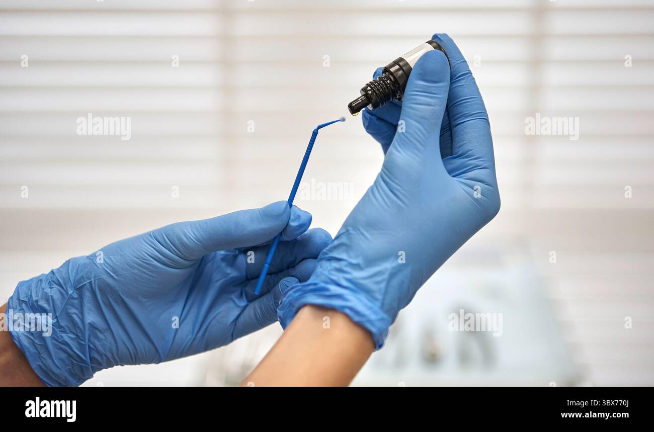 Bonding liquid hi-res stock photography and images - Alamy