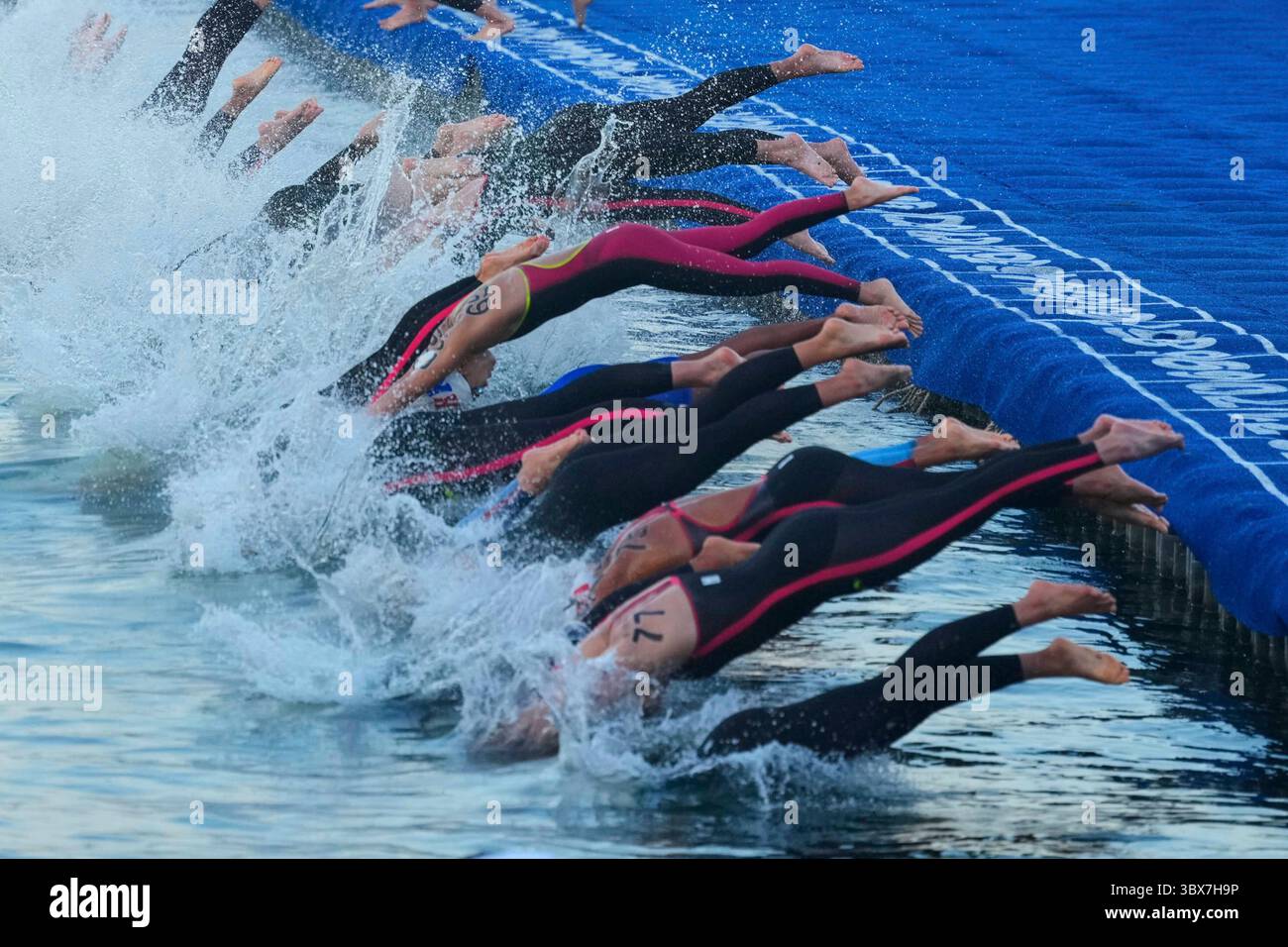 Athletes compete in the women's 5km open water final at the World ...