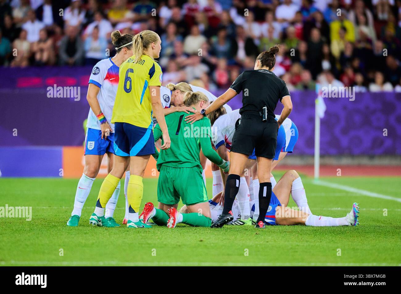 Verletzte Spielerin am Boden, Emma Holmgren (1; Schweden) und Hannah ...